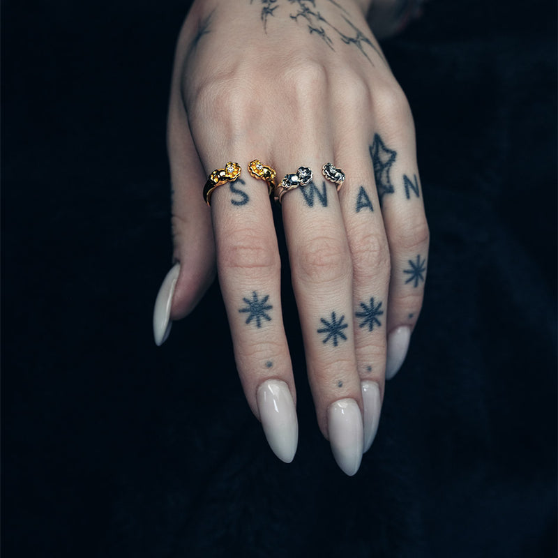 EBONY. Gothic Skull & Clam Shell Ring - Silver